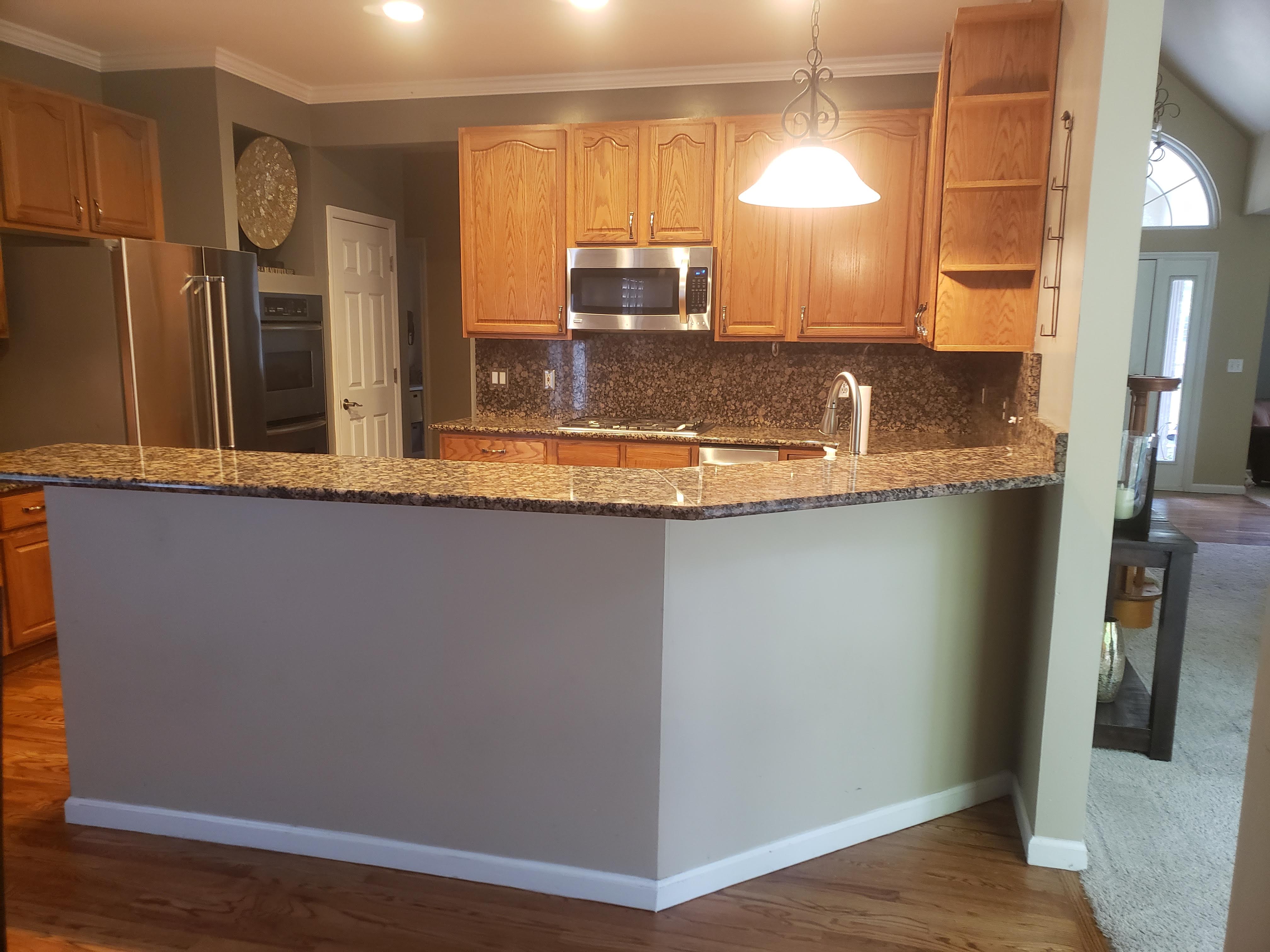 Premium Madison Door, Arctic White, #24 Crown Molding, B11 Light Rail ...