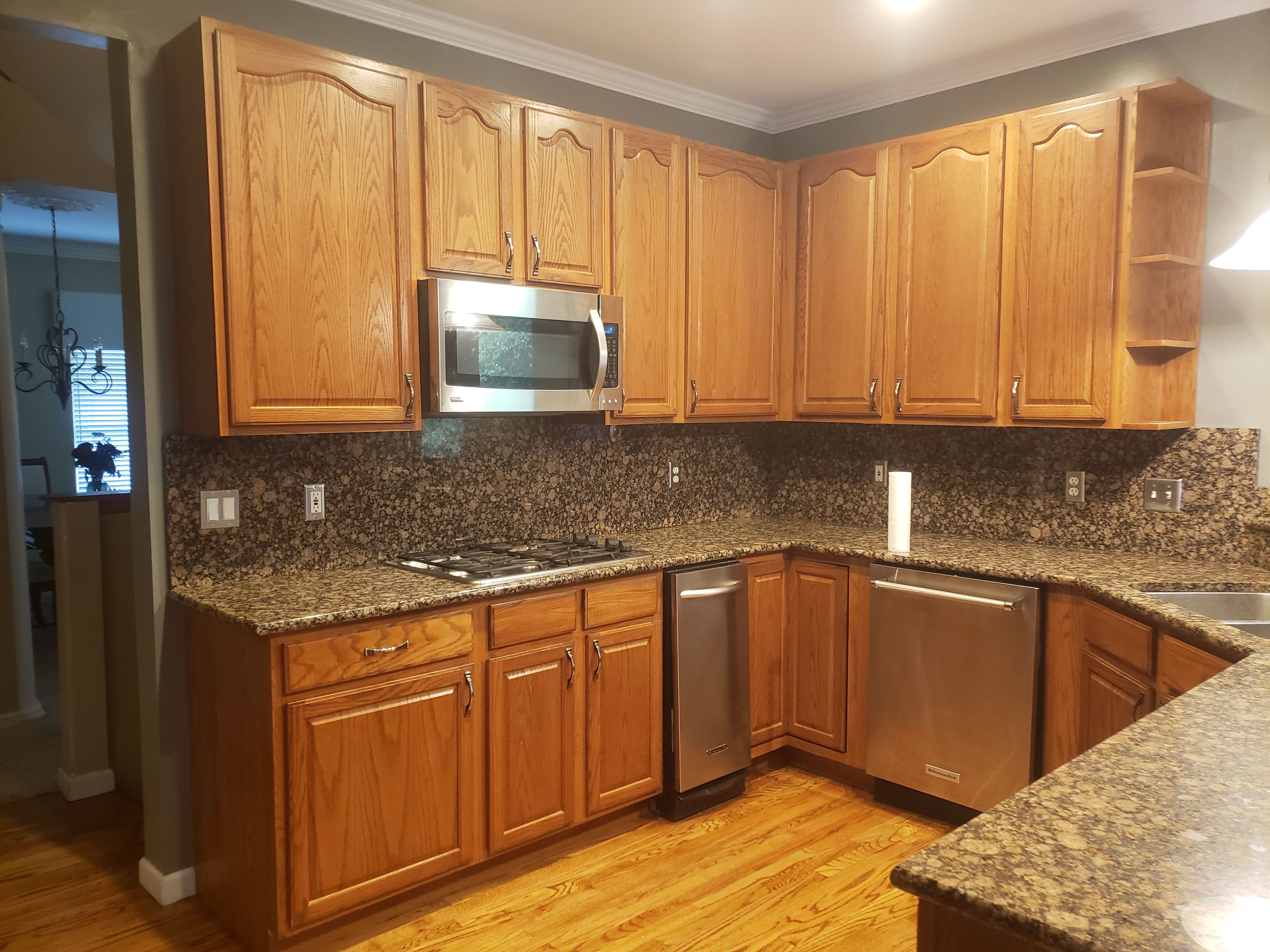 Premium Madison Door, Arctic White, #24 Crown Molding, B11 Light Rail ...