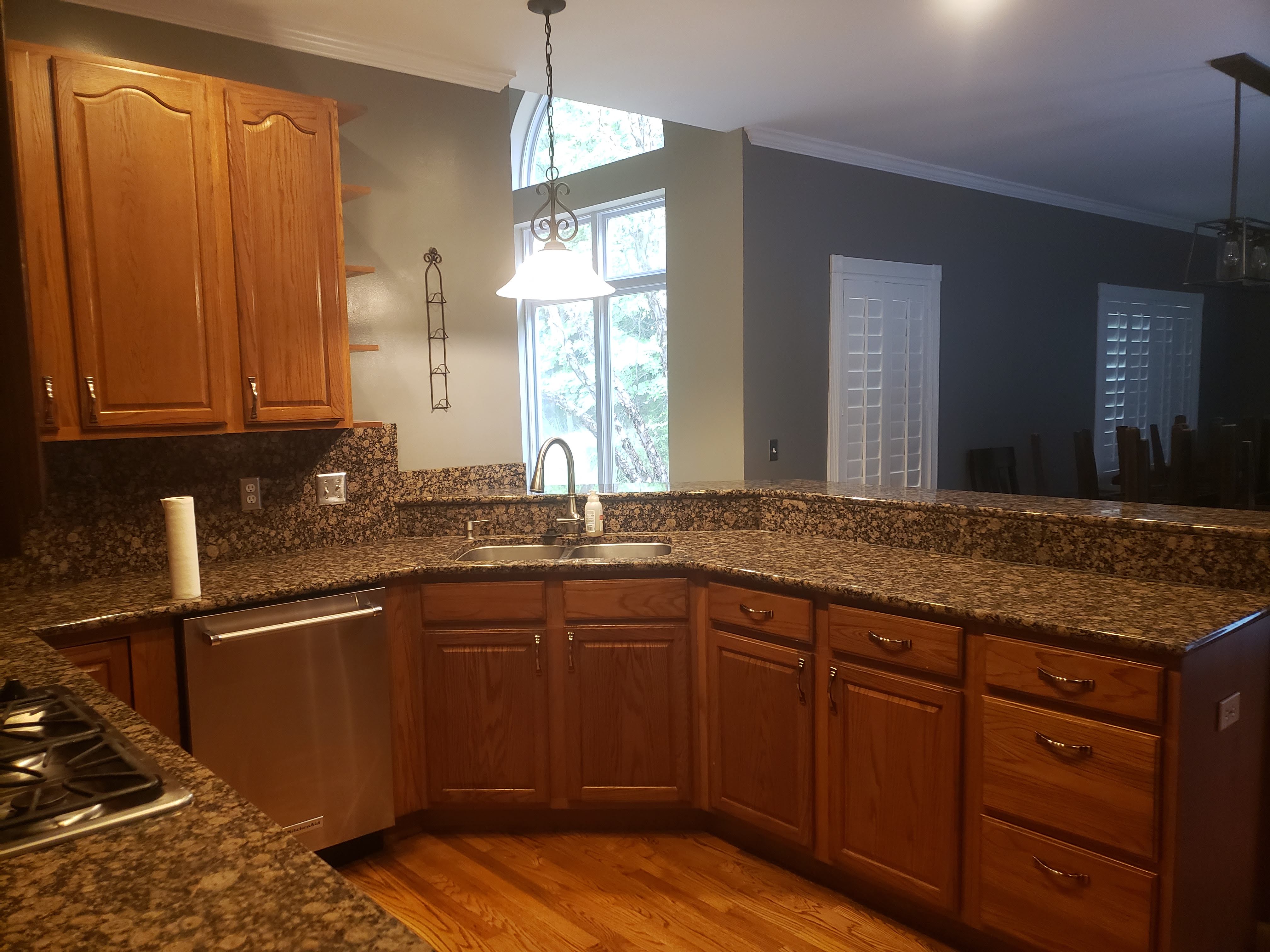 Premium Madison Door, Arctic White, #24 Crown Molding, B11 Light Rail ...