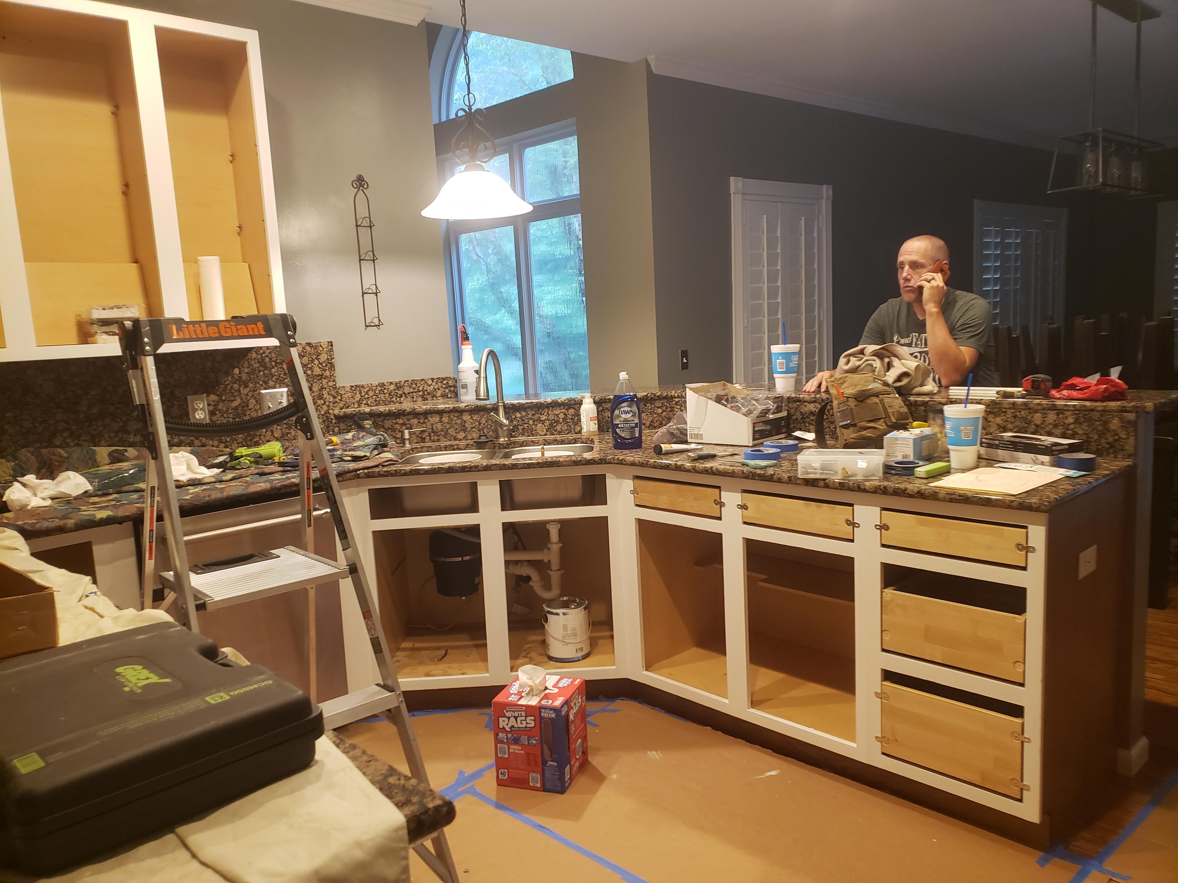 Premium Madison Door, Arctic White, #24 Crown Molding, B11 Light Rail ...