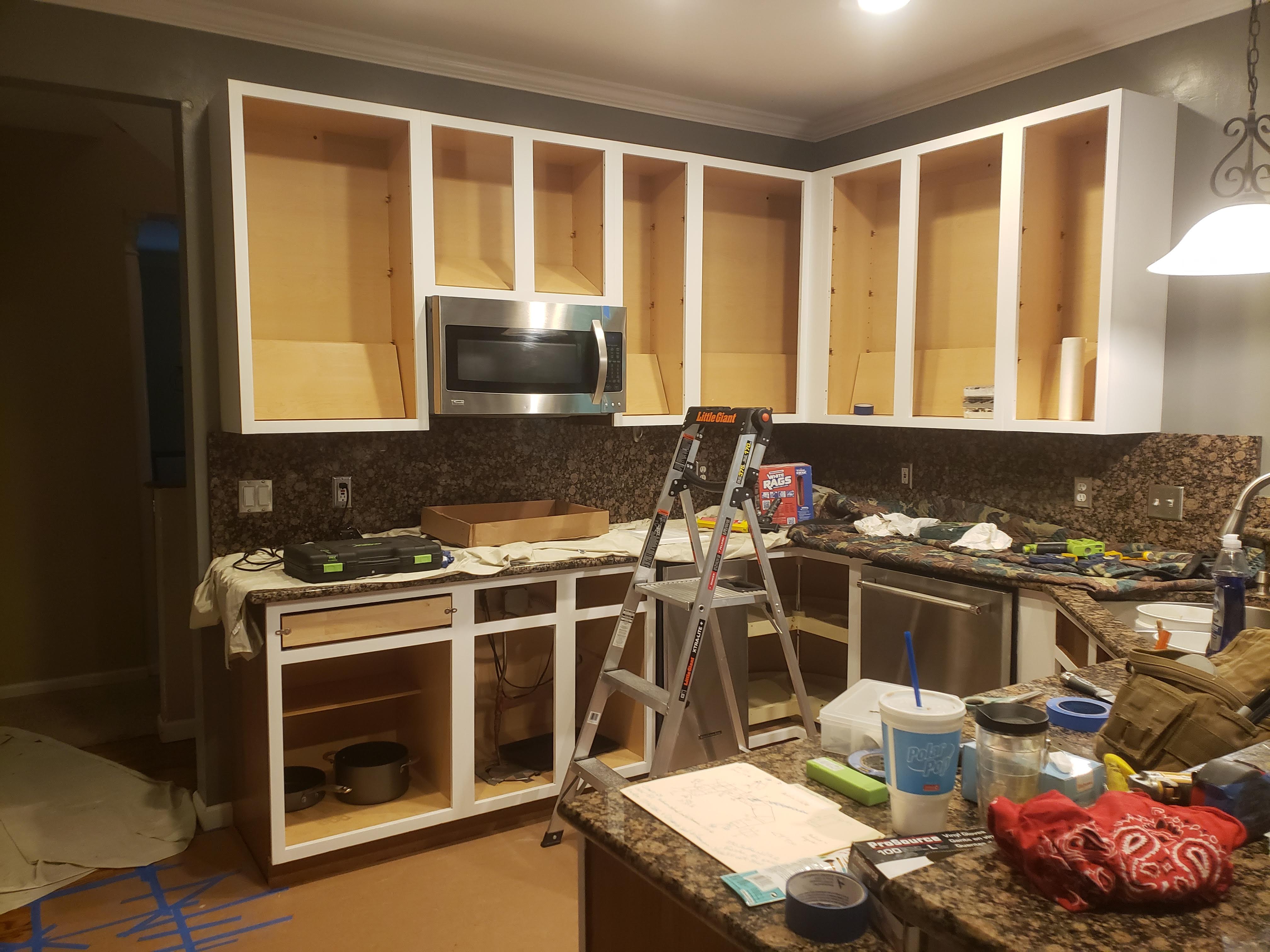 Premium Madison Door, Arctic White, #24 Crown Molding, B11 Light Rail ...