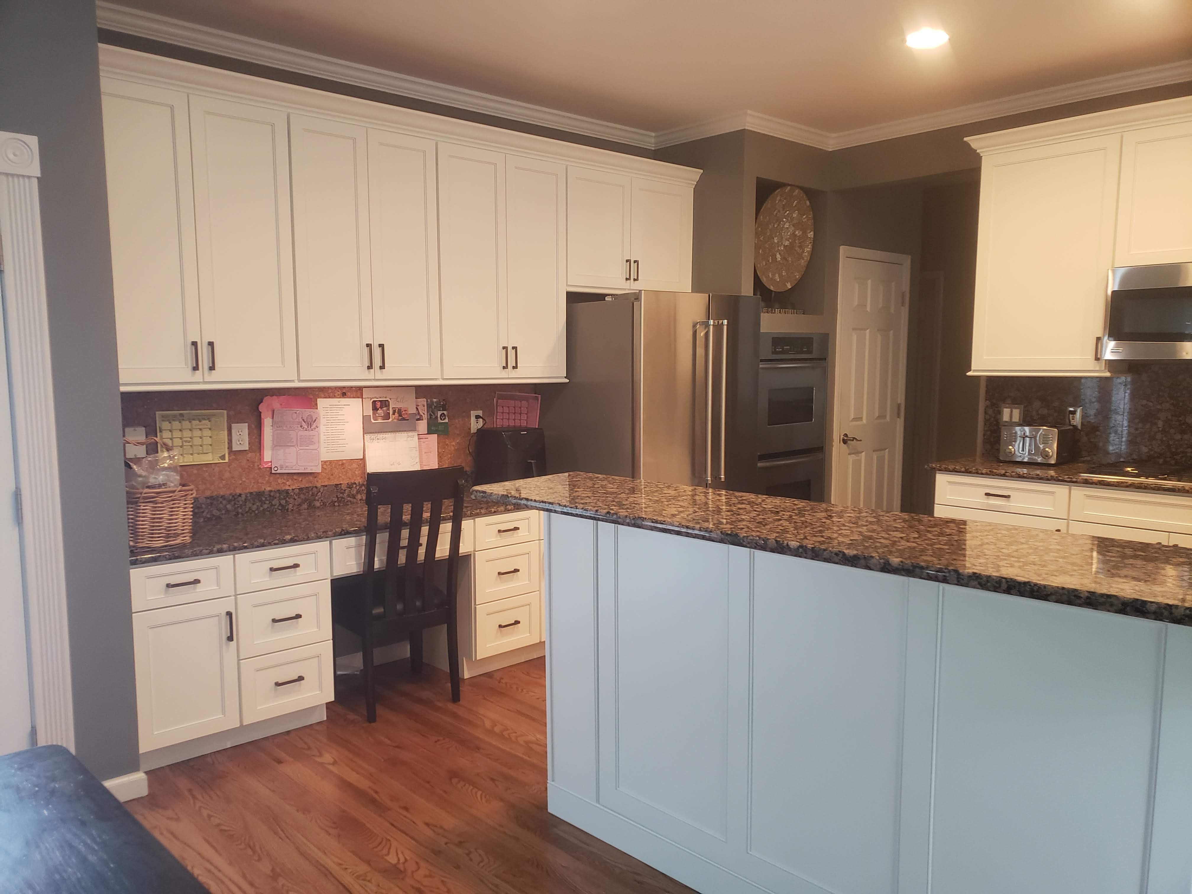 Premium Madison Door, Arctic White, #24 Crown Molding, B11 Light Rail ...