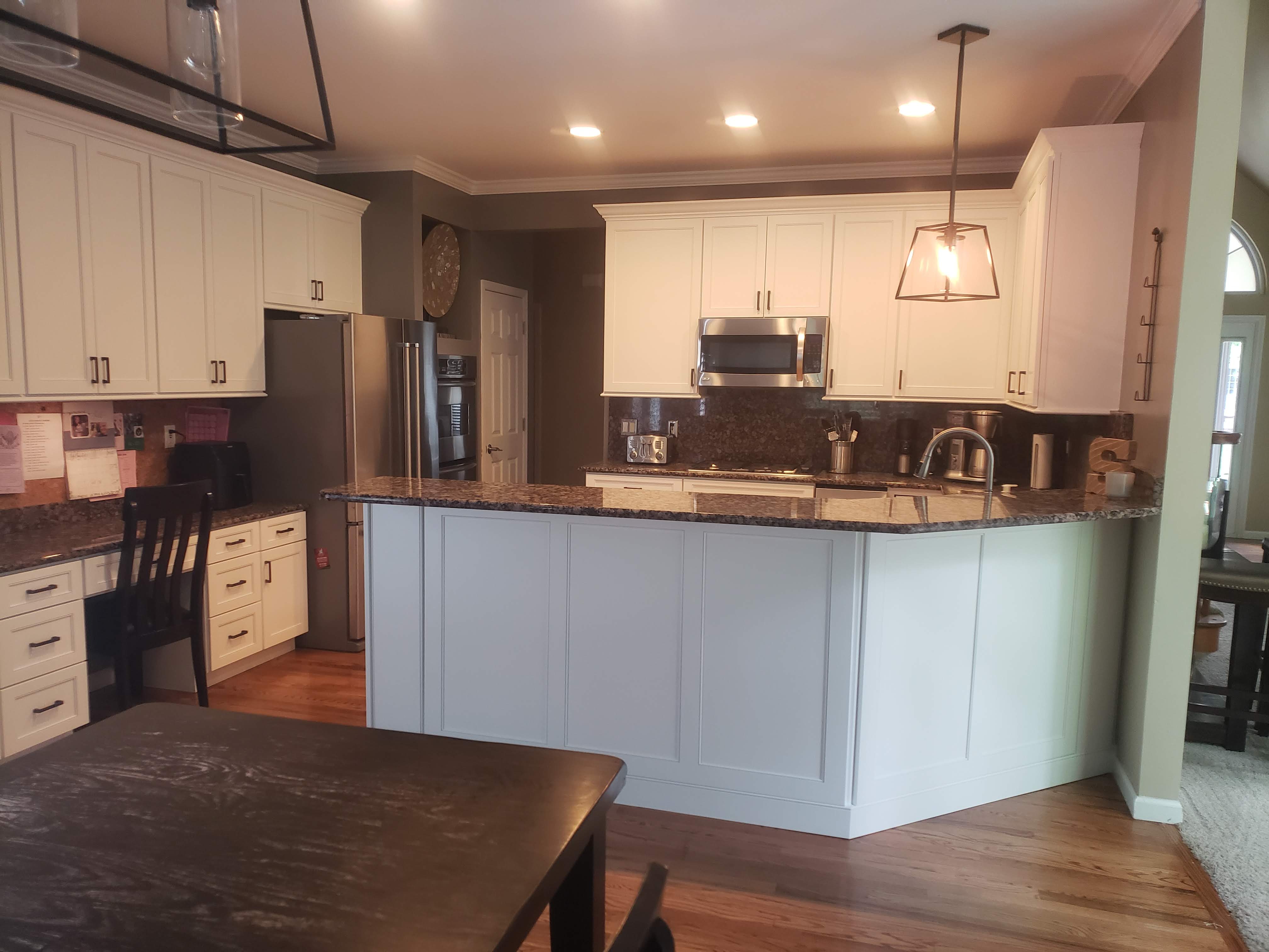 Premium Madison Door, Arctic White, #24 Crown Molding, B11 Light Rail ...