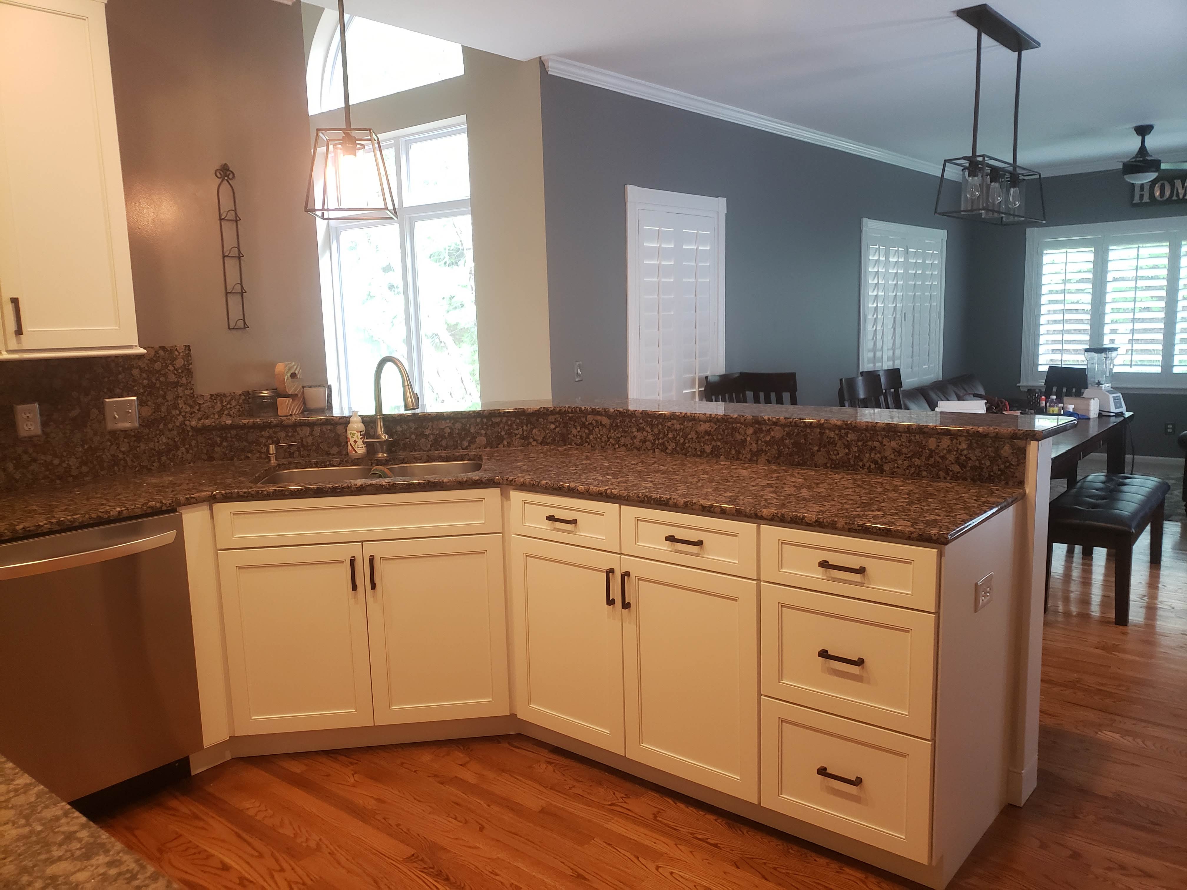 Premium Madison Door, Arctic White, #24 Crown Molding, B11 Light Rail ...