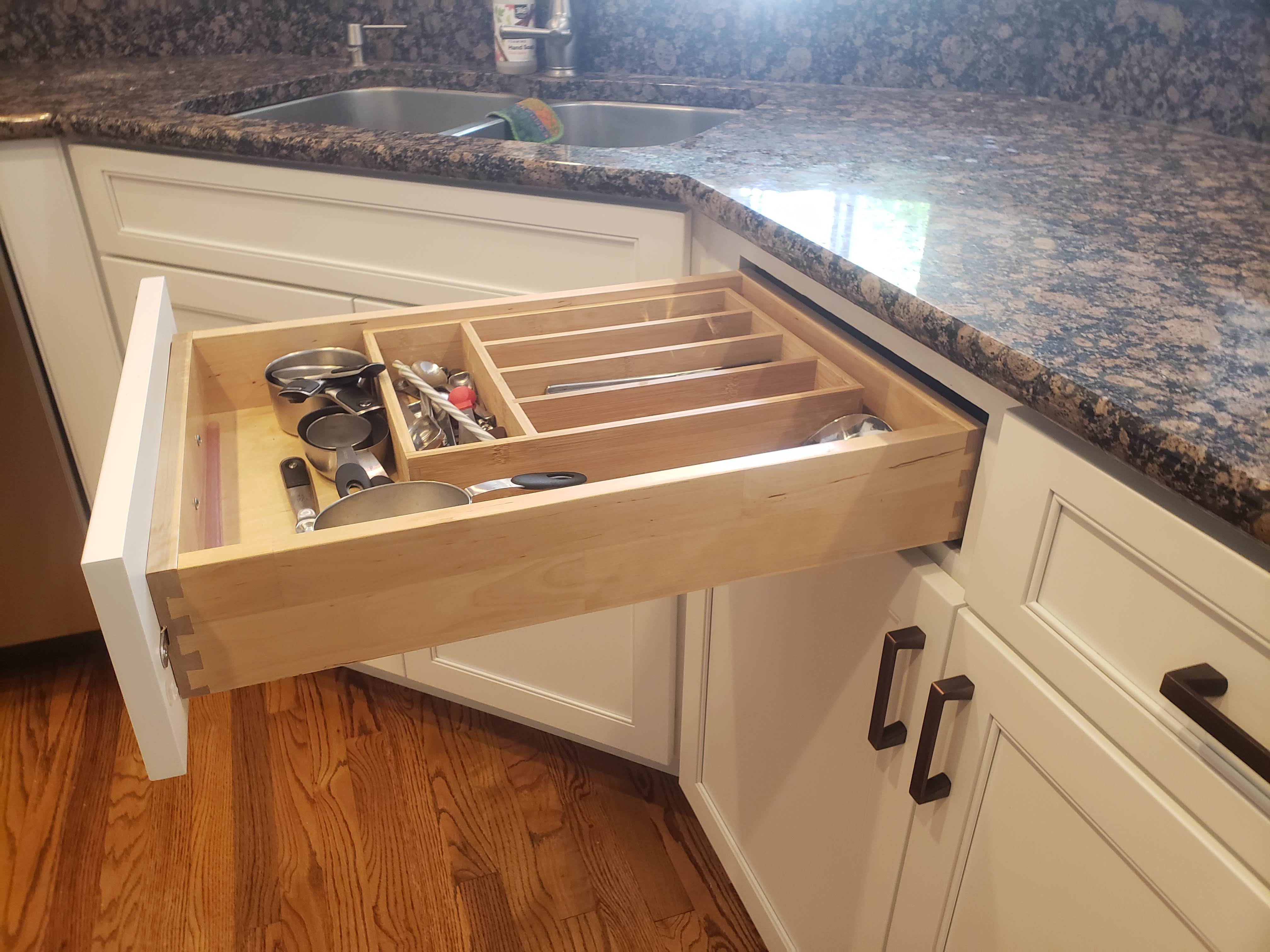 Premium Madison Door, Arctic White, #24 Crown Molding, B11 Light Rail ...