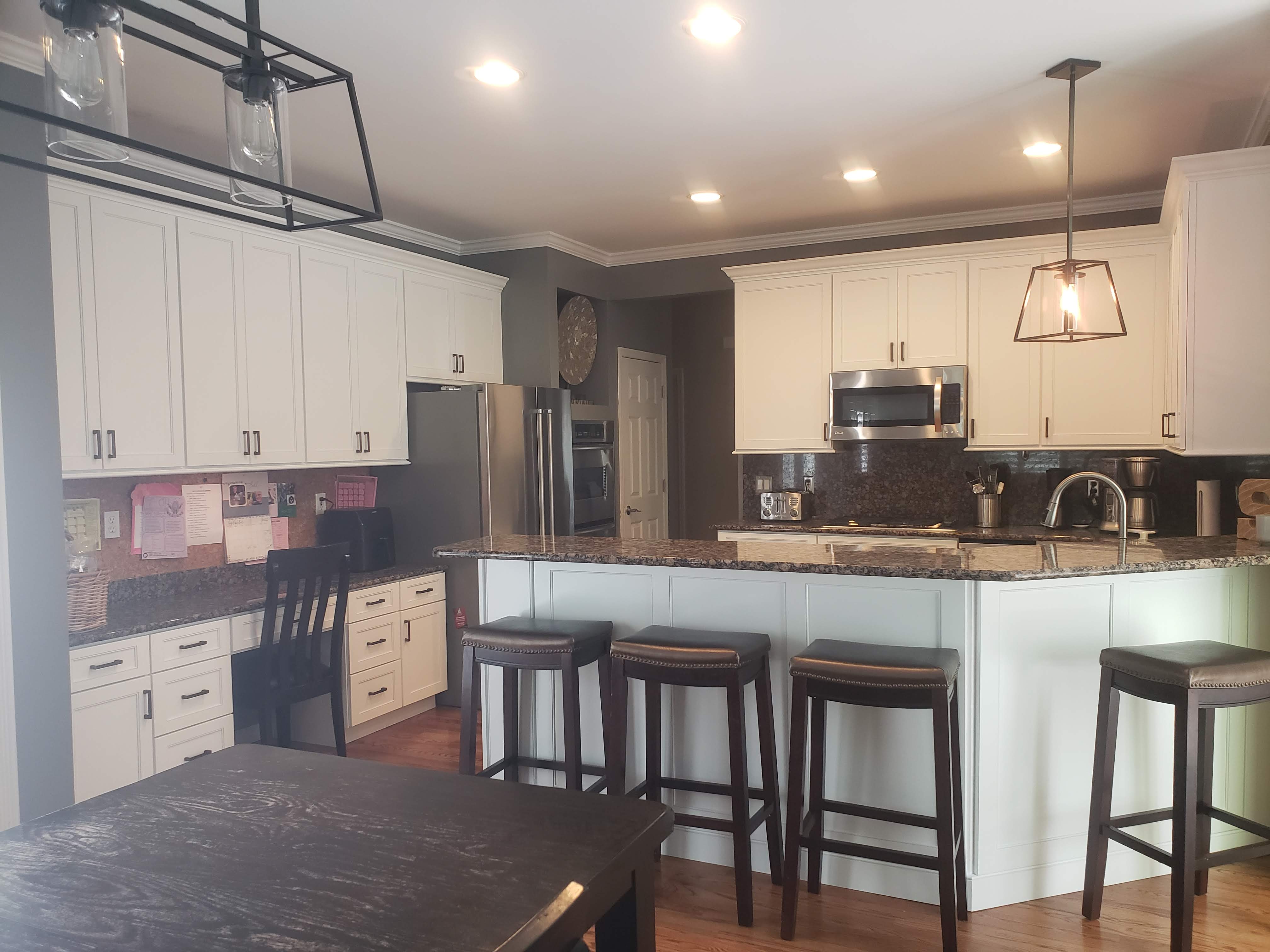 Premium Madison Door, Arctic White, #24 Crown Molding, B11 Light Rail ...