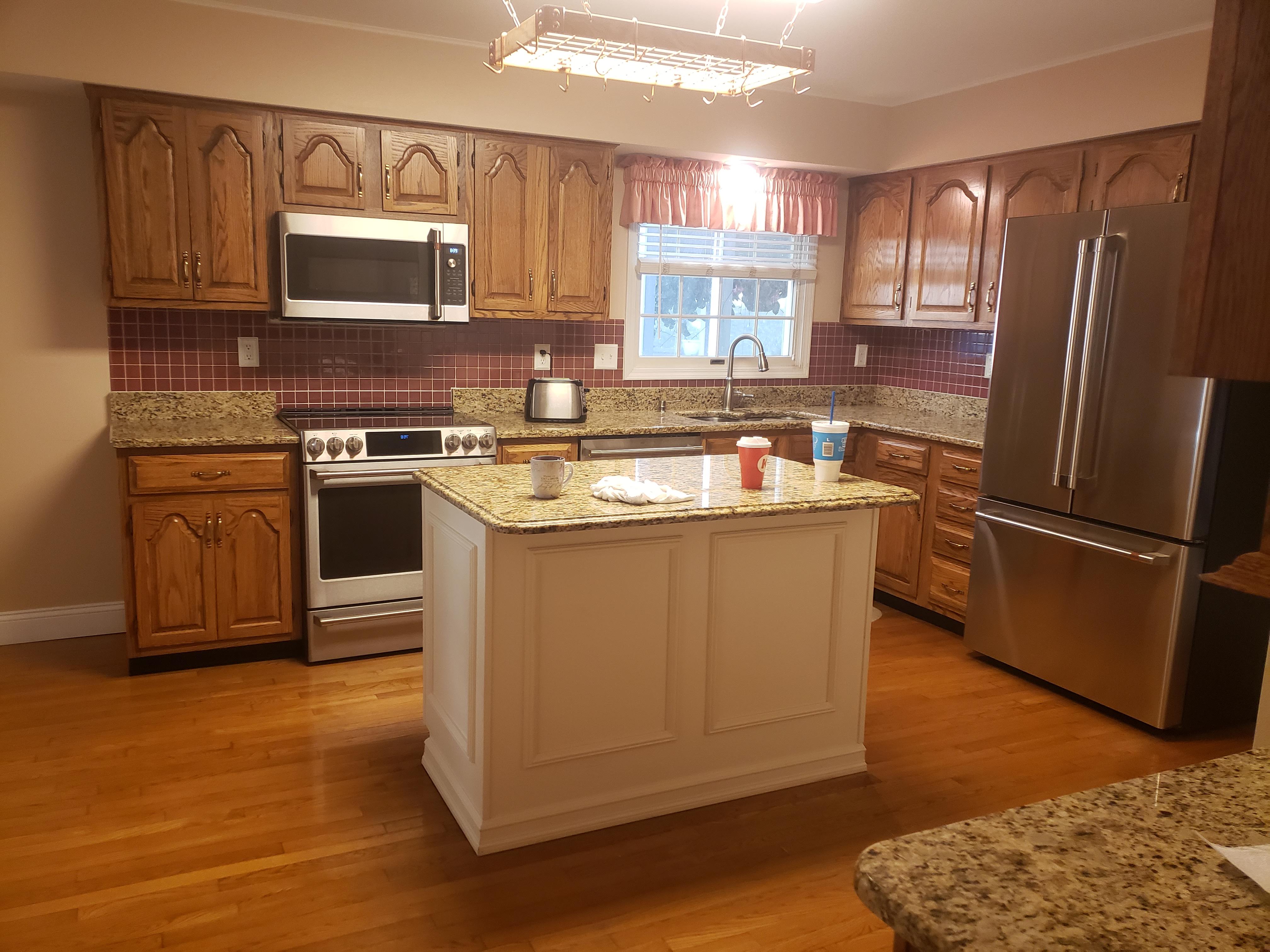 Slant Raised Panel w/ Elite H-2 Frame in Crystal, Cove Molding, B11 ...