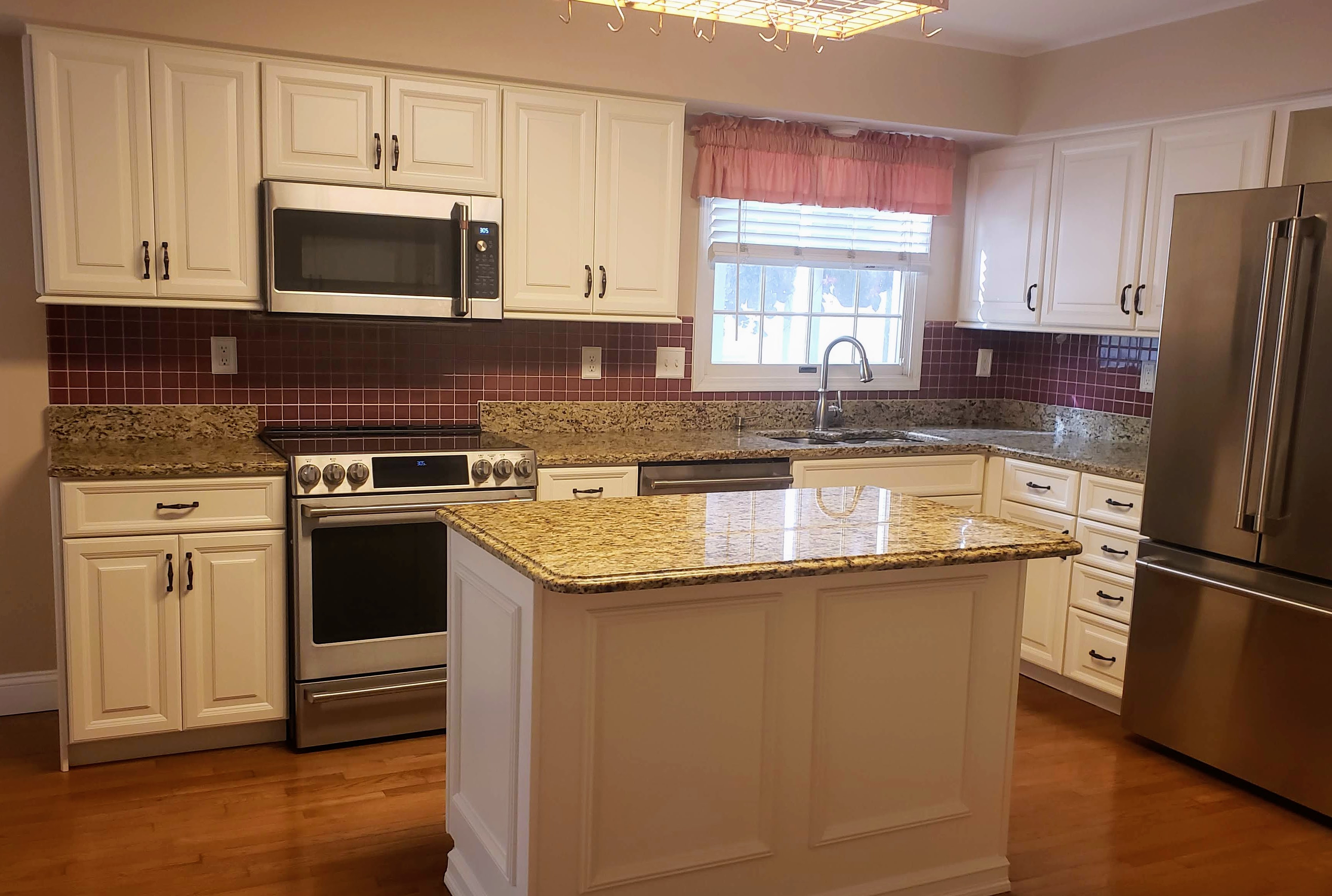 Slant Raised Panel w/ Elite H-2 Frame in Crystal, Cove Molding, B11 ...