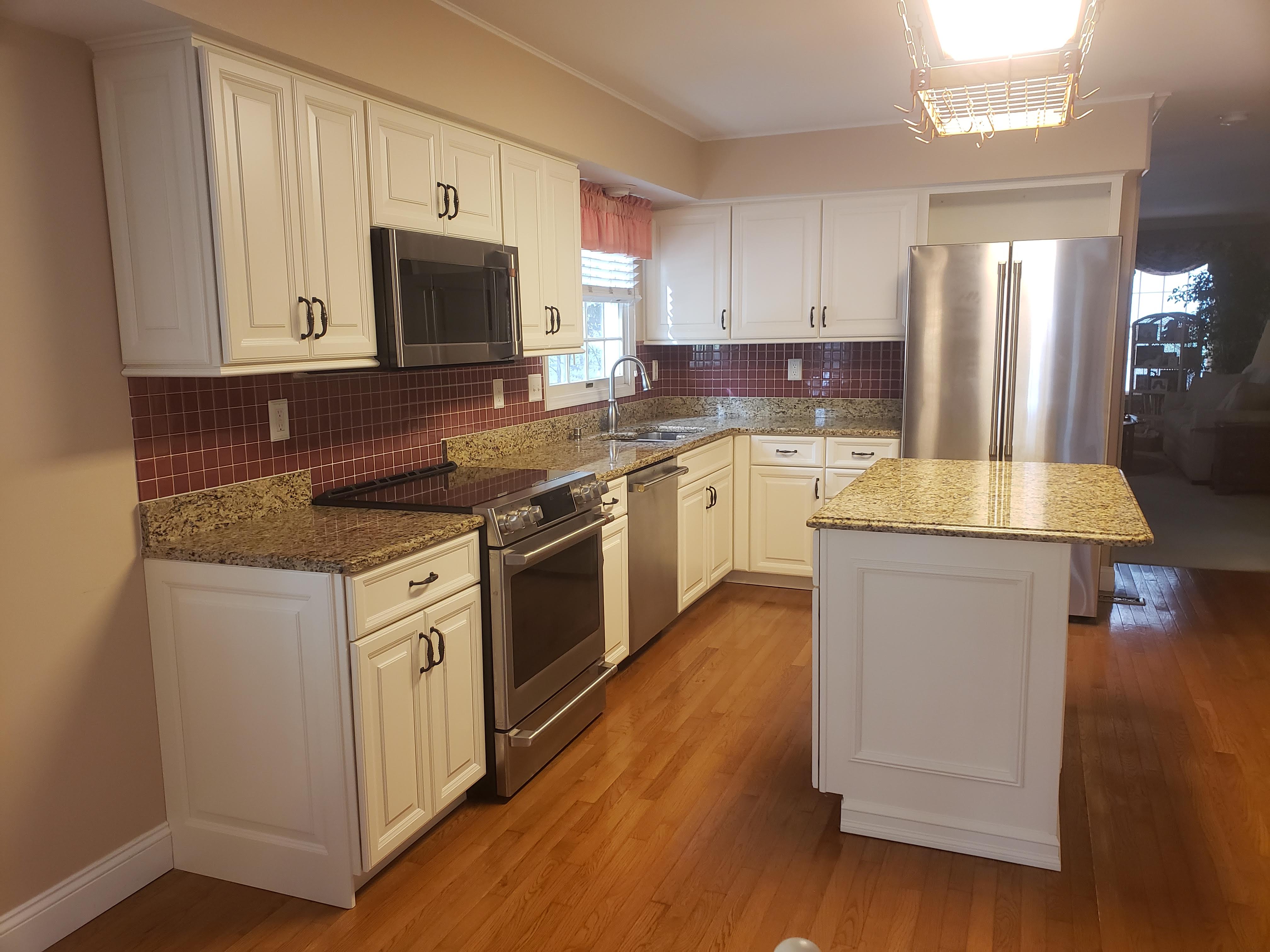 Slant Raised Panel w/ Elite H-2 Frame in Crystal, Cove Molding, B11 ...