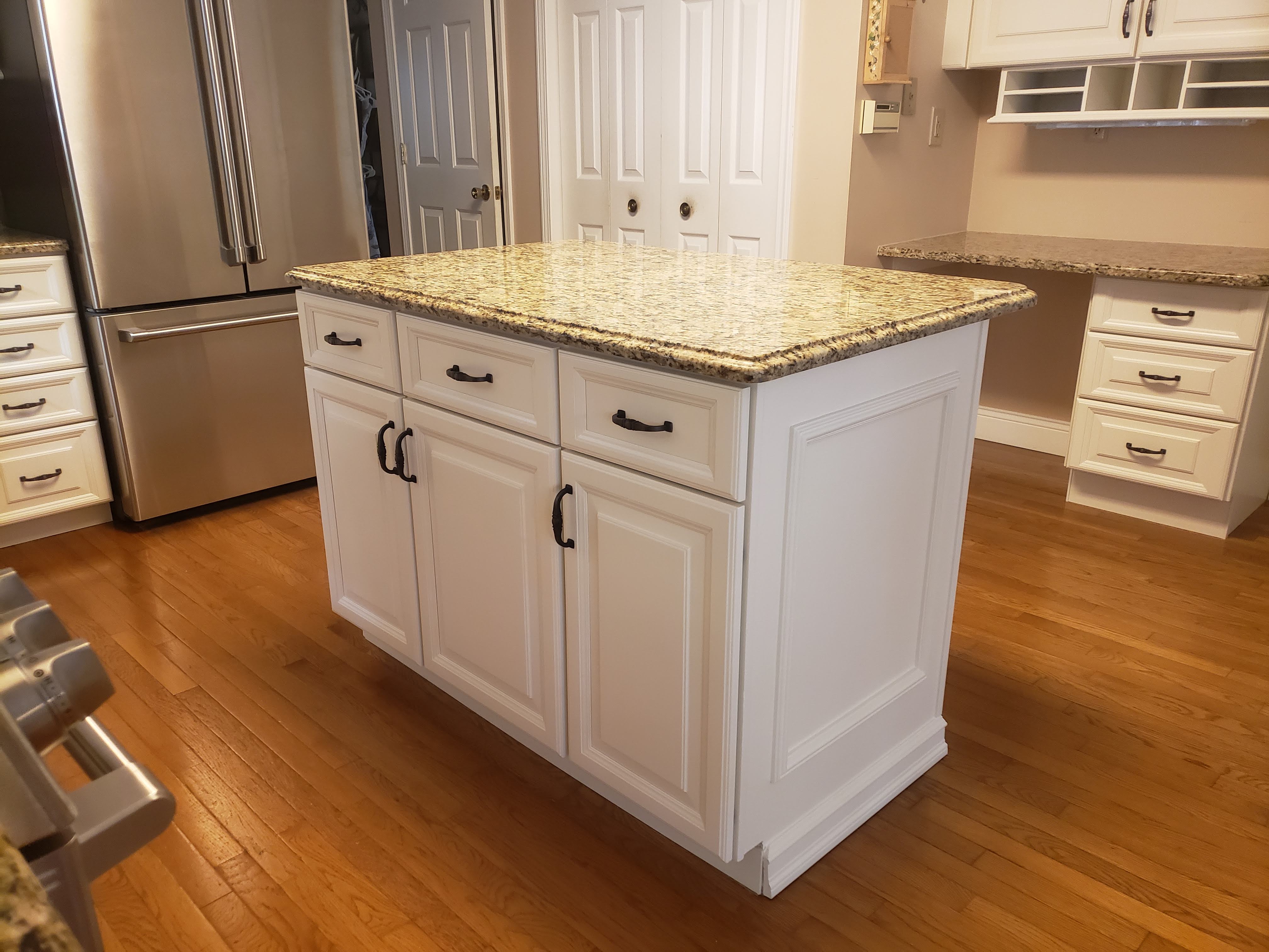 Slant Raised Panel w/ Elite H-2 Frame in Crystal, Cove Molding, B11 ...