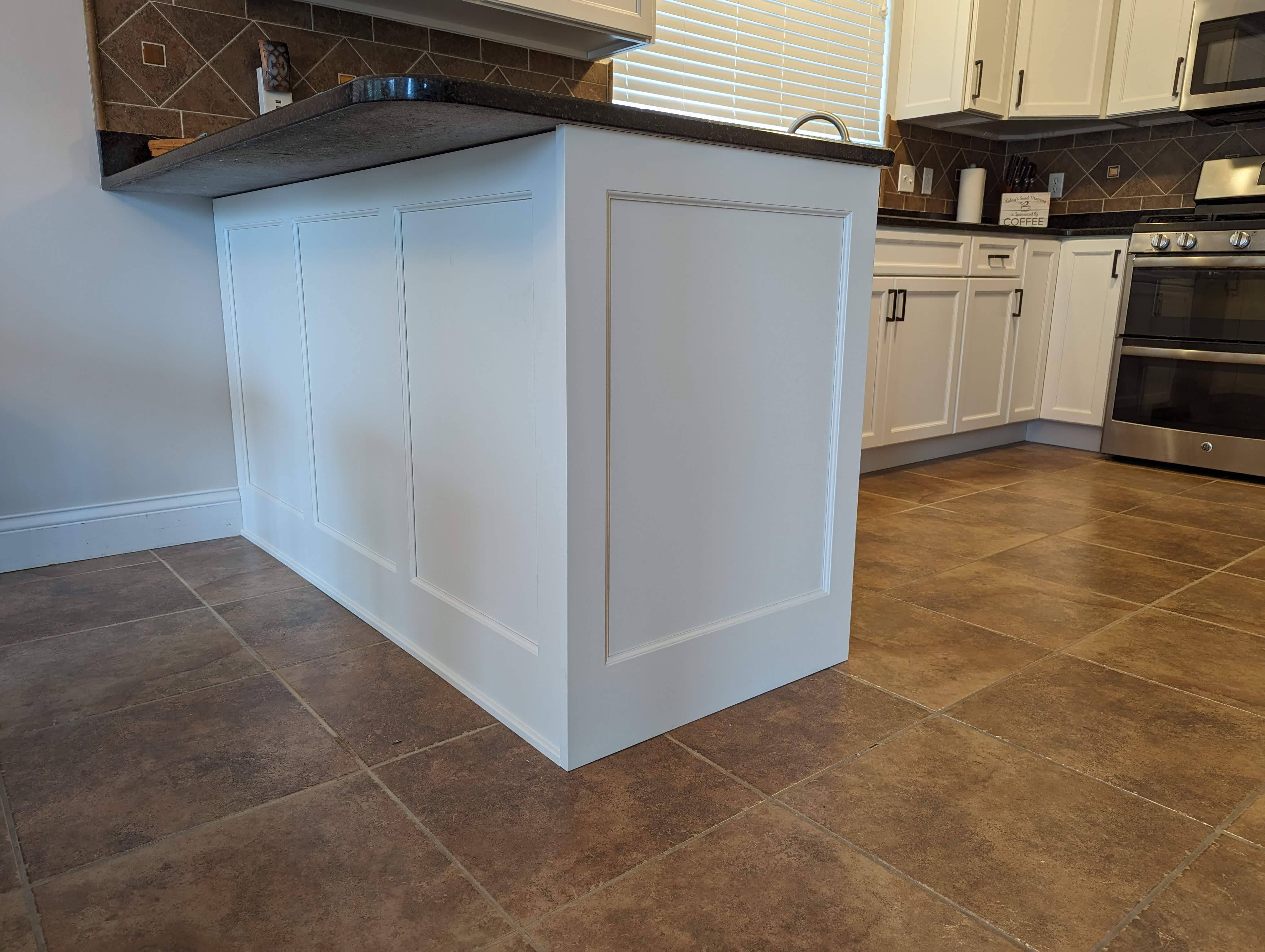 Frosty White, Ogee Recessed Panel, #6 Crown, Black Hardware, Peninsula ...