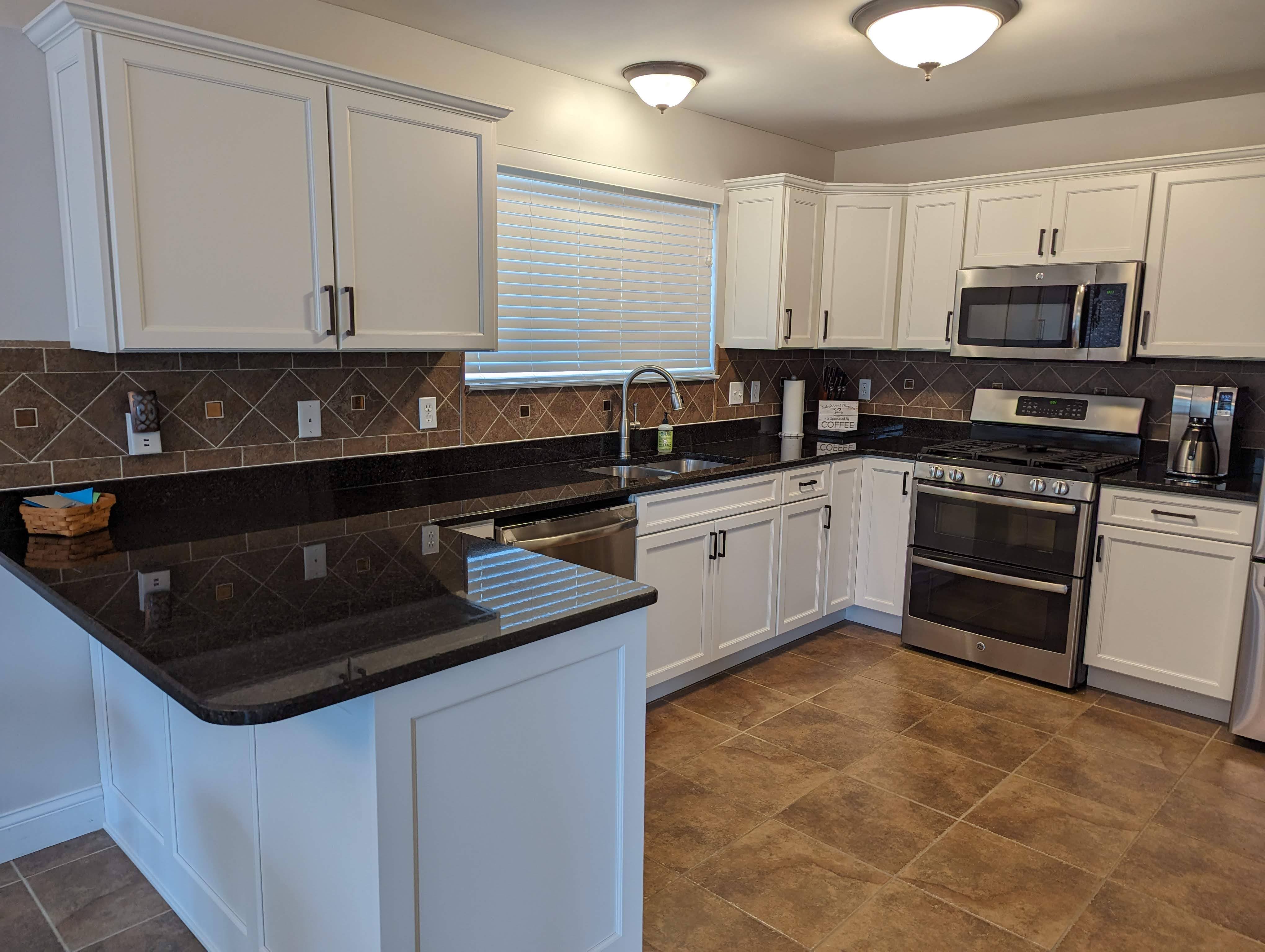 Frosty White, Ogee Recessed Panel, #6 Crown, Black Hardware, Peninsula ...