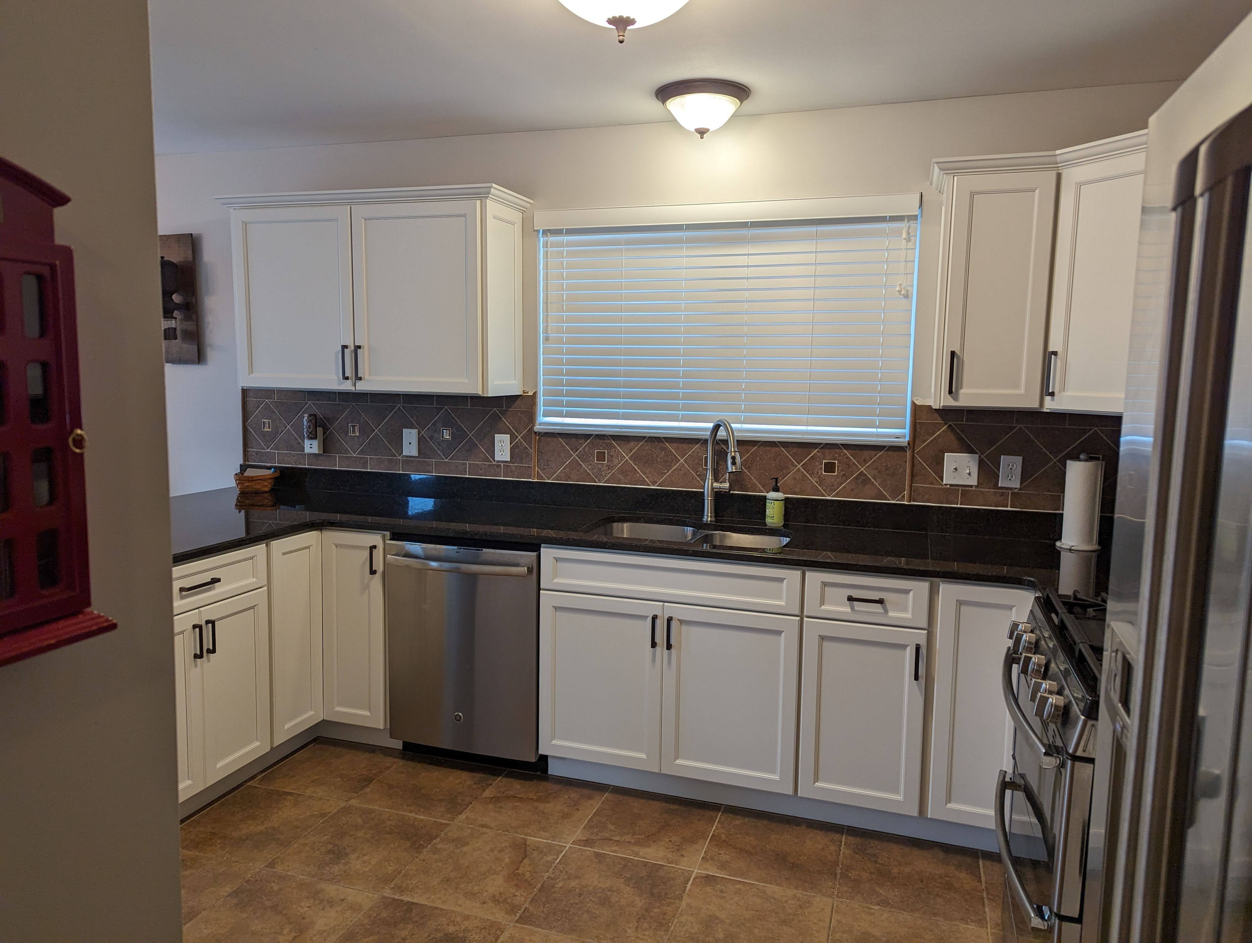 Frosty White, Ogee Recessed Panel, #6 Crown, Black Hardware, Peninsula ...