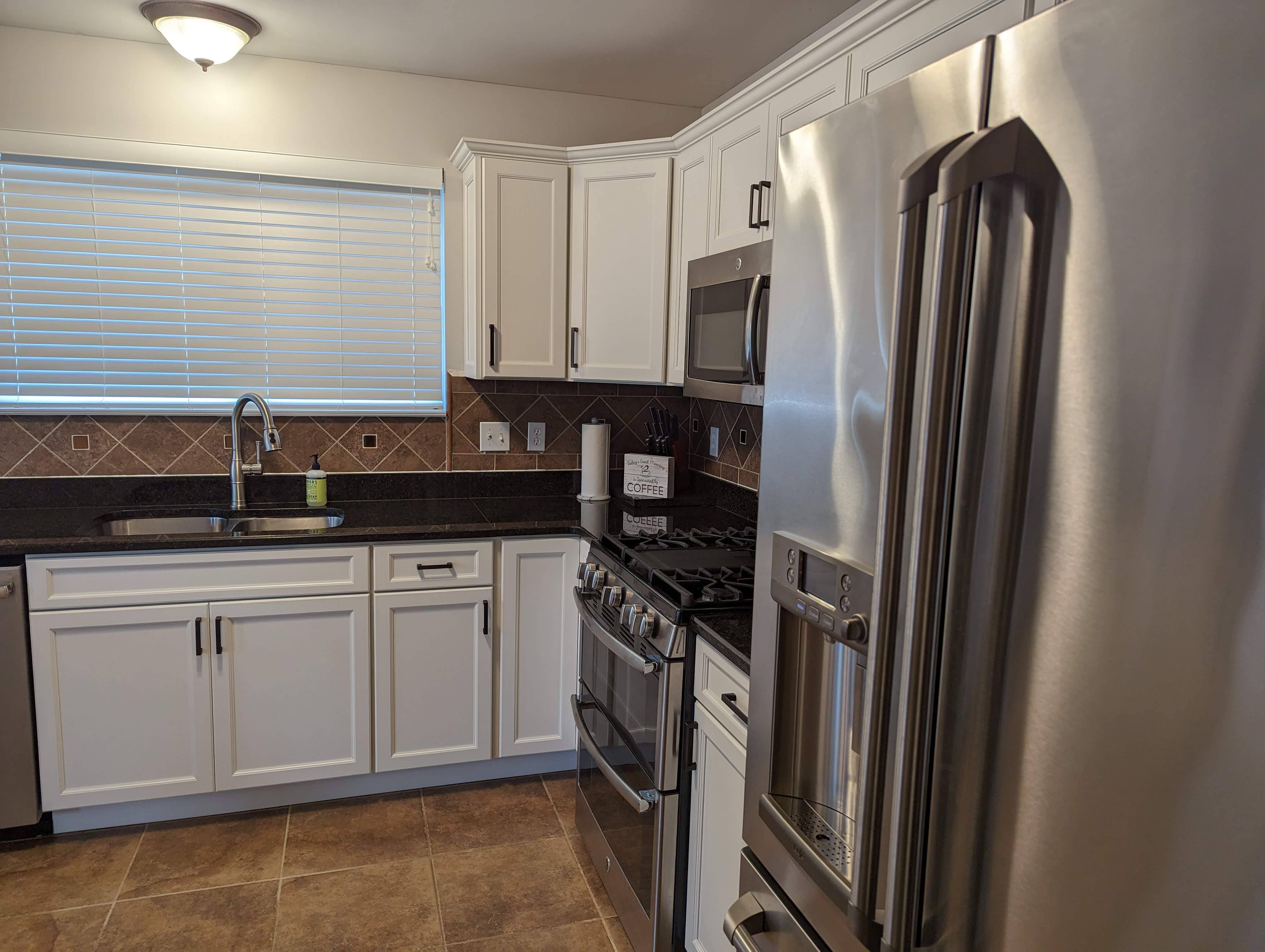 Frosty White, Ogee Recessed Panel, #6 Crown, Black Hardware, Peninsula ...