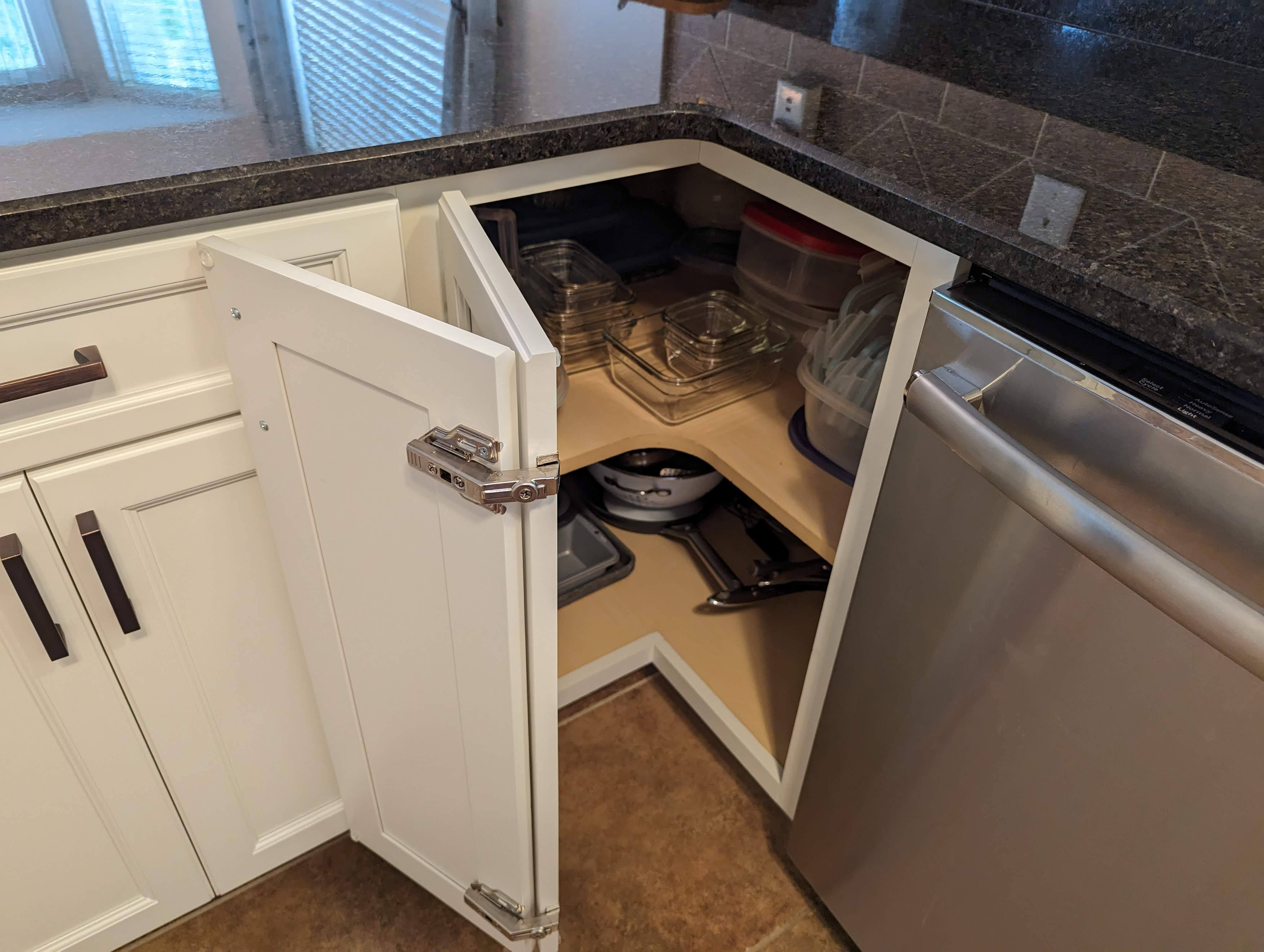 Frosty White, Ogee Recessed Panel, #6 Crown, Black Hardware, Peninsula ...