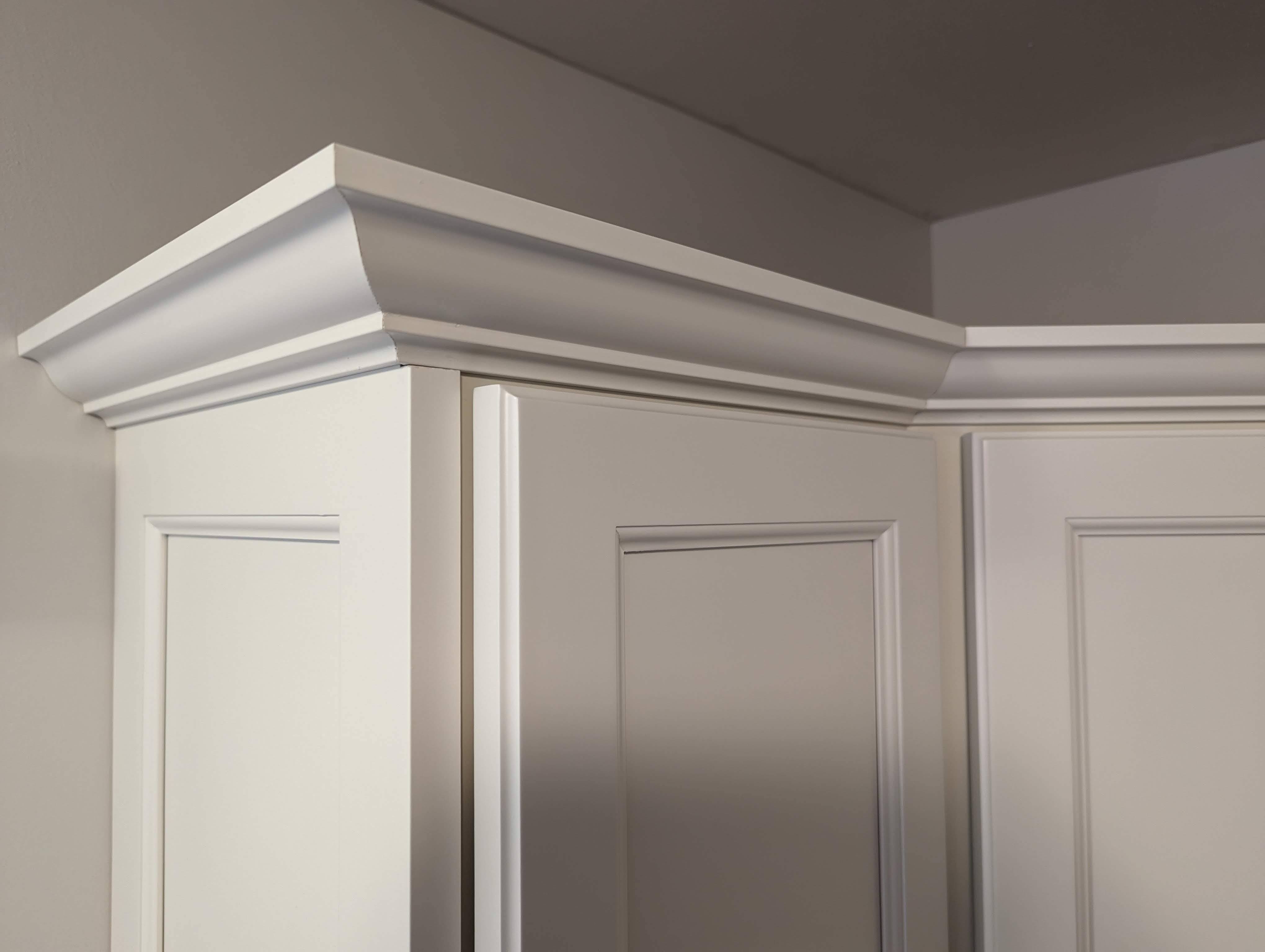 Frosty White, Ogee Recessed Panel, #6 Crown, Black Hardware, Peninsula ...