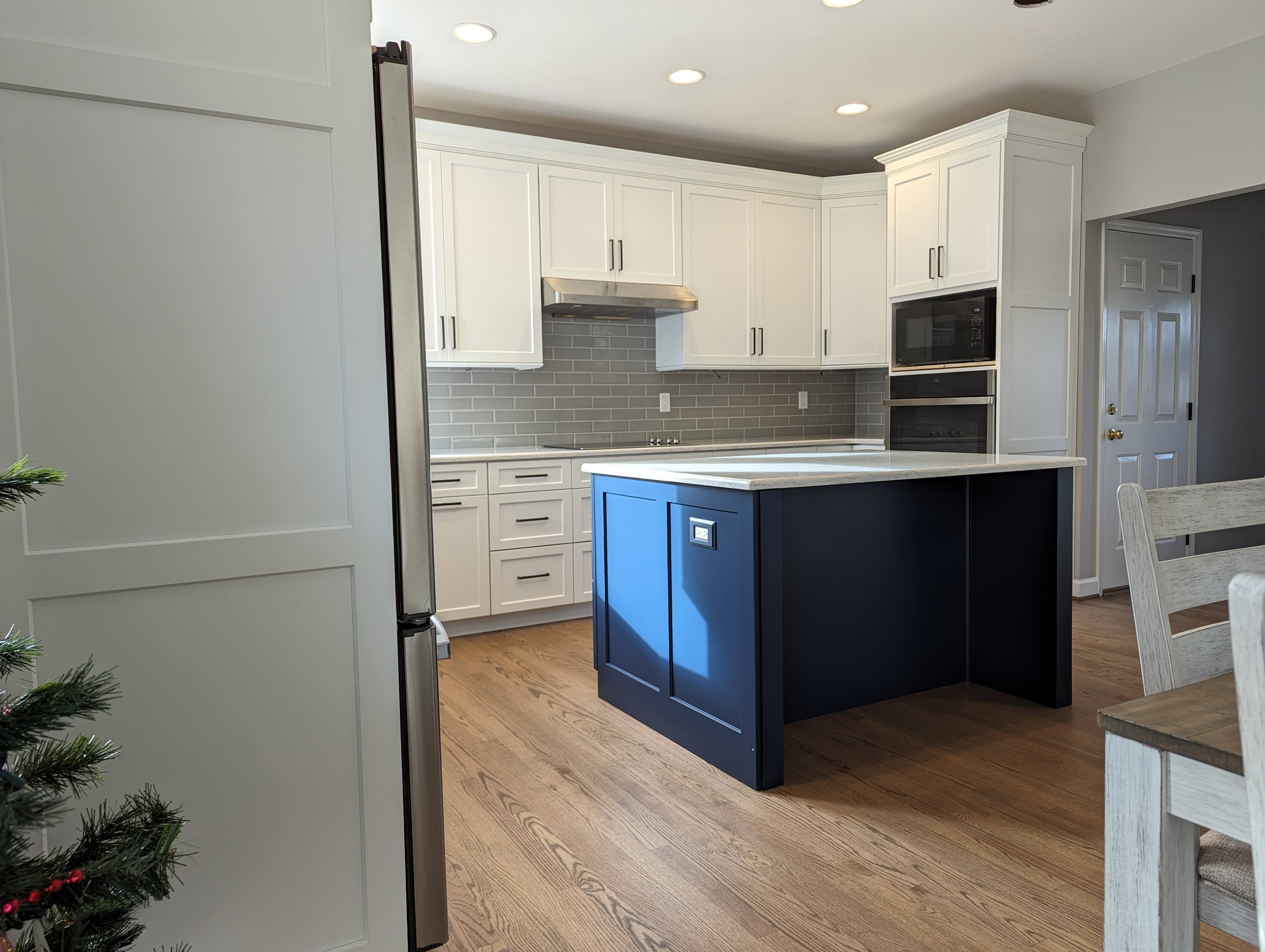 Arctic White, Beveled Shaker with Naval Accents, New Island, Floating ...