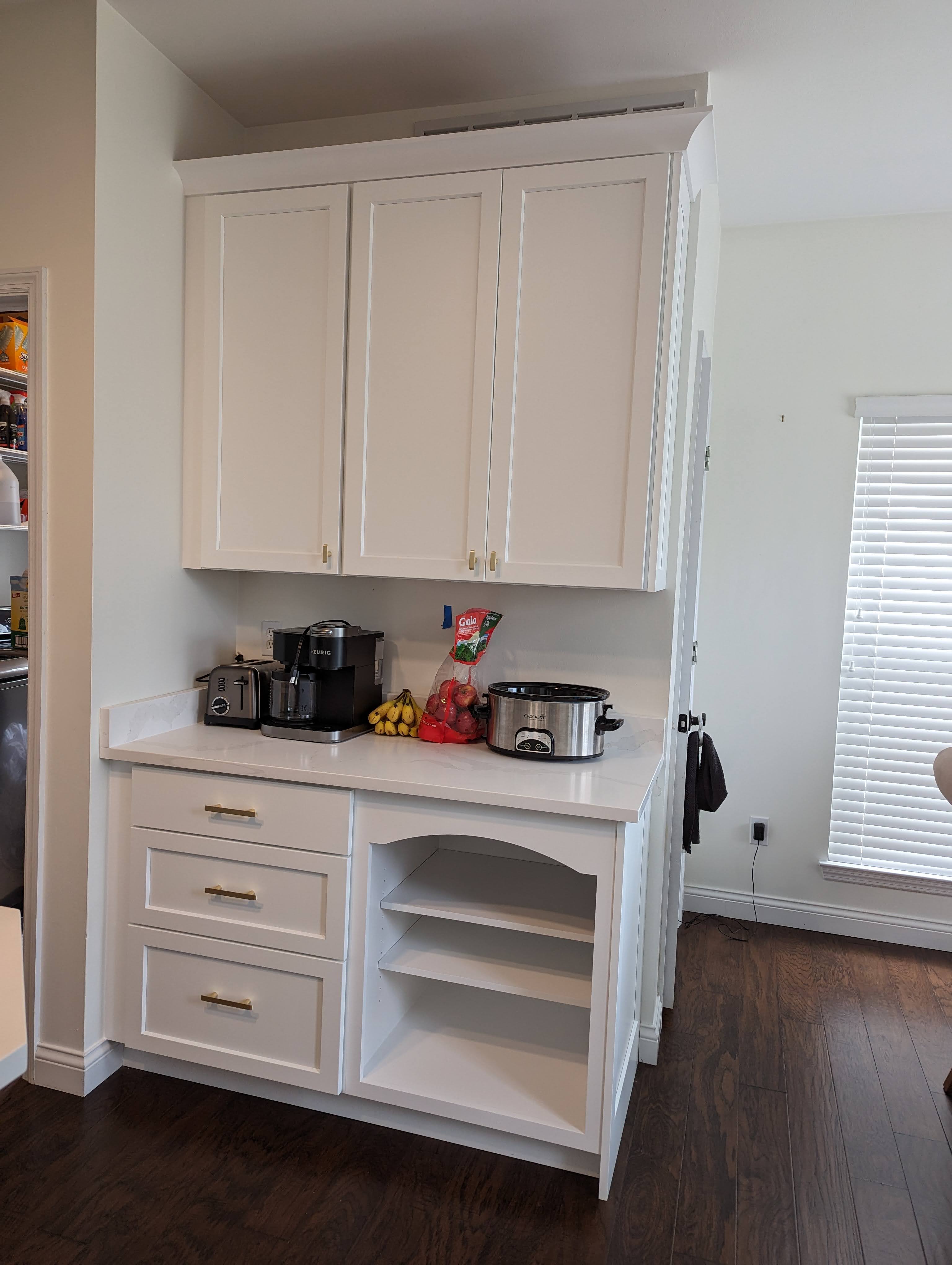 Arctic White Beveled Shaker w/Slab Drawers, Stepped Crown, Brushed Gold ...