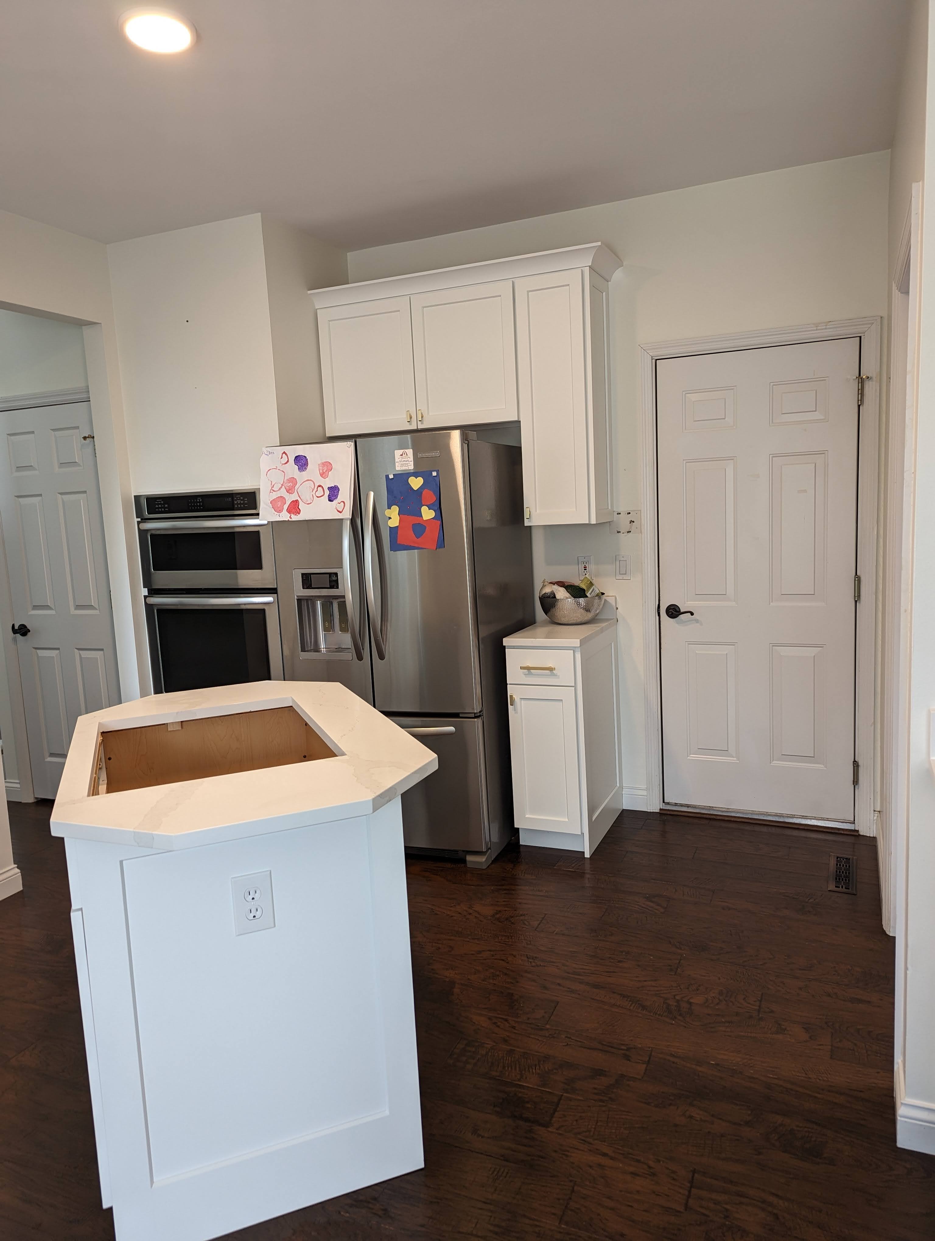 Arctic White Beveled Shaker w/Slab Drawers, Stepped Crown, Brushed Gold ...