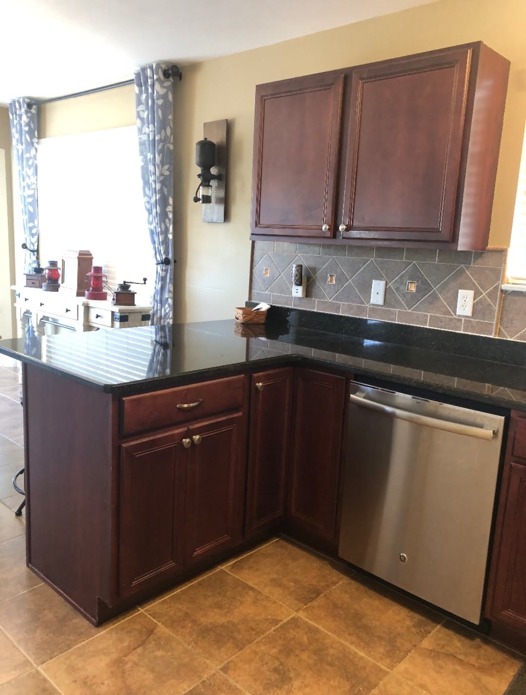 Frosty White, Ogee Recessed Panel, #6 Crown, Black Hardware, Peninsula ...