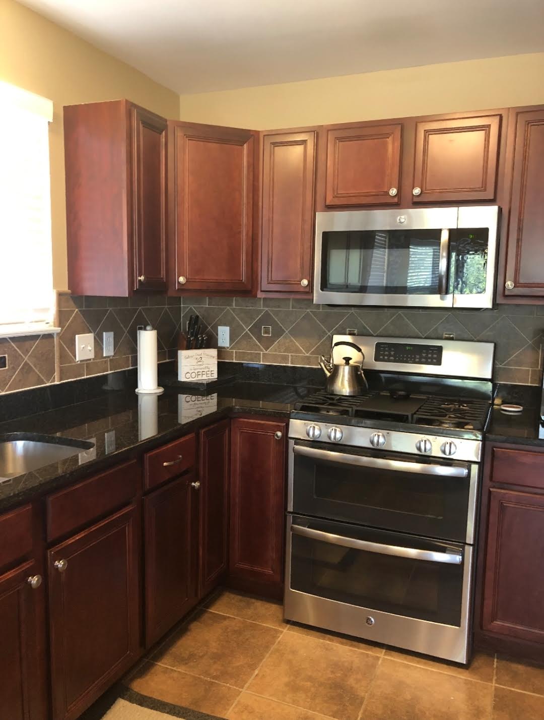 Frosty White, Ogee Recessed Panel, #6 Crown, Black Hardware, Peninsula ...