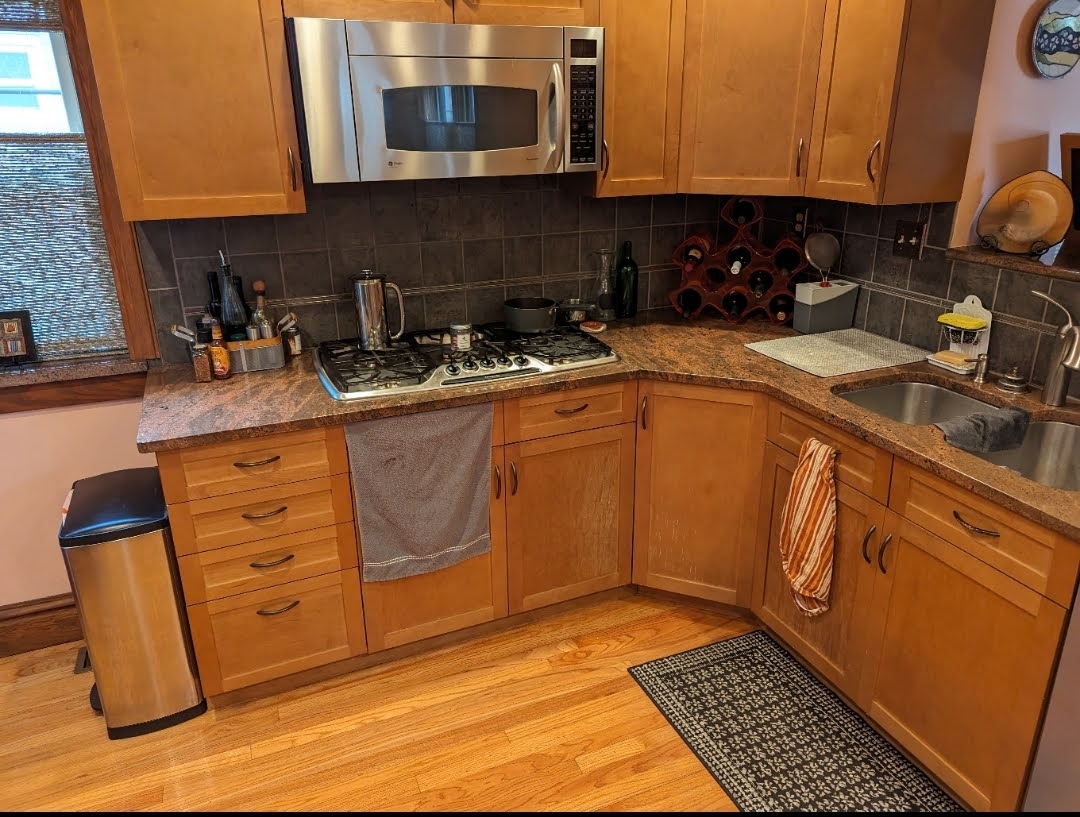 Amesbury, Ginger Maple, Slab Drawers, Black Hardware - St. Louis Hills